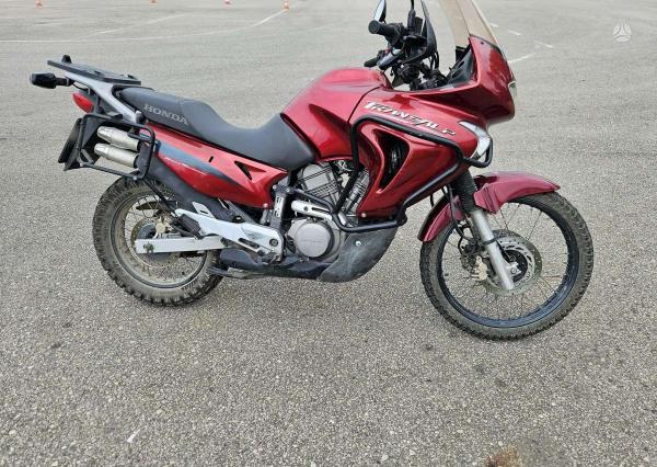 Sarkans Honda XL 2006 Viļņa, ar dzinēja tilpumu 0.65 L un nobraukumu 63 tūkst. km par 2600 €, foto 1 vietnē AUTOMOTO.COM.LV
