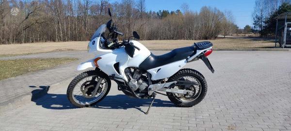 White Honda XL 2002 in Taurage, with an engine capacity of 0.65 L and mileage of 61 thousand km for 1900 €, photo 5 on AUTOMOTO.COM.LV