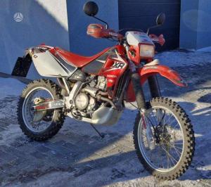 Sarkans Honda XR 2001 Šauļi, ar dzinēja tilpumu 0.65 L un nobraukumu 60 tūkst. km par 3000 €, foto  vietnē AUTOMOTO.COM.LV