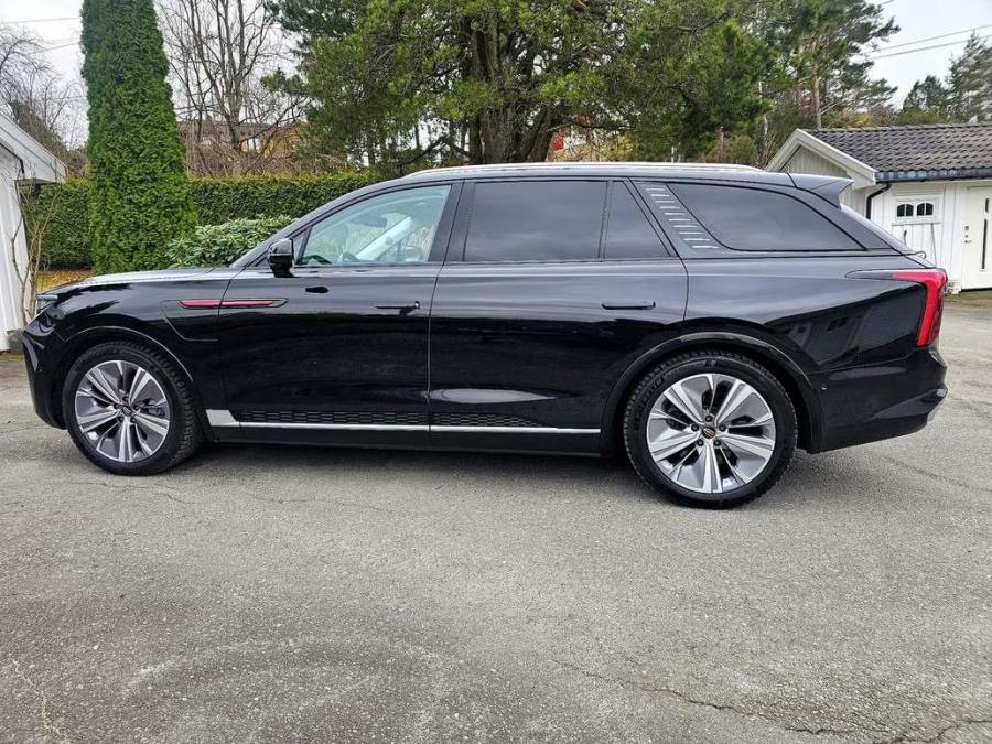 Melns Hongqi E-HS9 2022 Pelva, ar dzinēja tilpumu 0.80 L un nobraukumu 57 tūkst. km par 25000 €, foto 1 vietnē AUTOMOTO.COM.LV