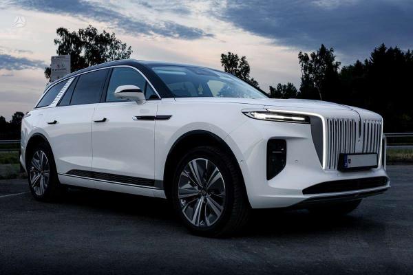 White Hongqi E-HS9 2024 in Siauliai, with an engine capacity of 0.00 L and mileage of 40 thousand km for 39900 €, photo 2 on AUTOMOTO.COM.LV