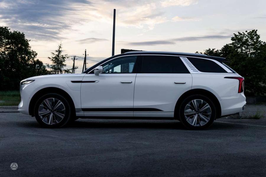 White Hongqi E-HS9 2024 in Siauliai, with an engine capacity of 0.00 L and mileage of 40 thousand km for 39900 €, photo 4 on AUTOMOTO.COM.LV