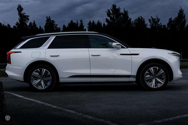 White Hongqi E-HS9 2024 in Siauliai, with an engine capacity of 0.00 L and mileage of 40 thousand km for 39900 €, photo 4 on AUTOMOTO.COM.LV