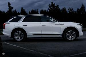 White Hongqi E-HS9 2024 in Siauliai, with an engine capacity of 0.00 L and mileage of 40 thousand km for 39900 €, photo 5 on AUTOMOTO.COM.LV
