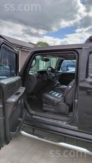 Black Hummer H2 2005 in Jelgava, with an engine capacity of 6.00 L and mileage of 119 thousand km for 18500 €, photo 8 on AUTOMOTO.COM.LV