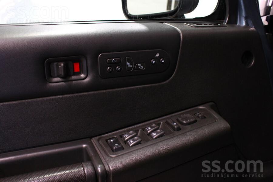 Blue Hummer H2 2004 in Riga, with an engine capacity of 6.00 L and mileage of 163 thousand km for 25000 €, photo 9 on AUTOMOTO.COM.LV