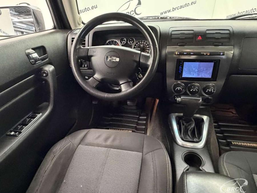 Black Hummer H3 2005 in Vilnius, with an engine capacity of 3.47 L and mileage of 178 thousand km for 12900 €, photo 15 on AUTOMOTO.COM.LV