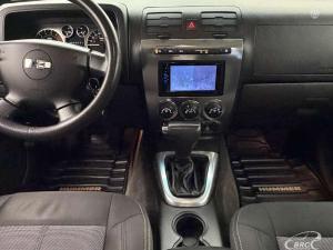 Black Hummer H3 2005 in Vilnius, with an engine capacity of 3.47 L and mileage of 178 thousand km for 12900 €, photo 16 on AUTOMOTO.COM.LV
