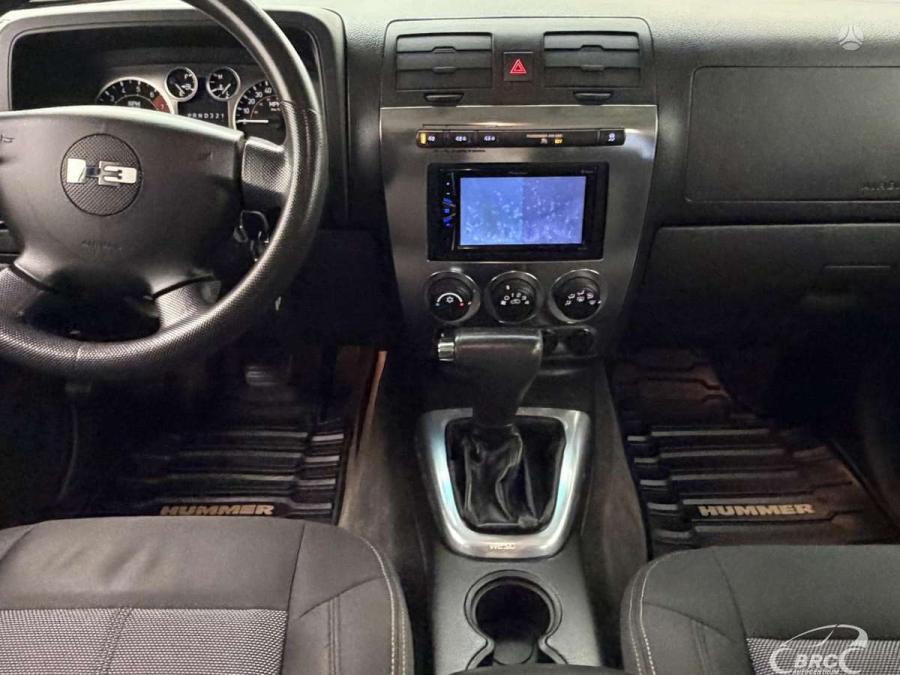 Black Hummer H3 2005 in Vilnius, with an engine capacity of 3.47 L and mileage of 178 thousand km for 12900 €, photo 16 on AUTOMOTO.COM.LV