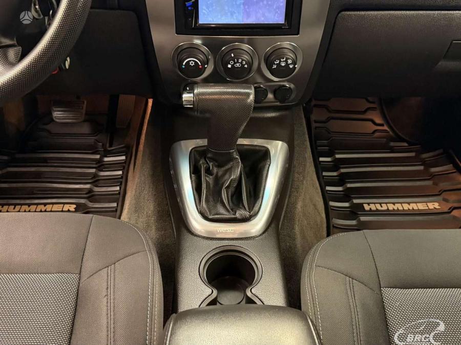 Black Hummer H3 2005 in Vilnius, with an engine capacity of 3.47 L and mileage of 178 thousand km for 12900 €, photo 19 on AUTOMOTO.COM.LV