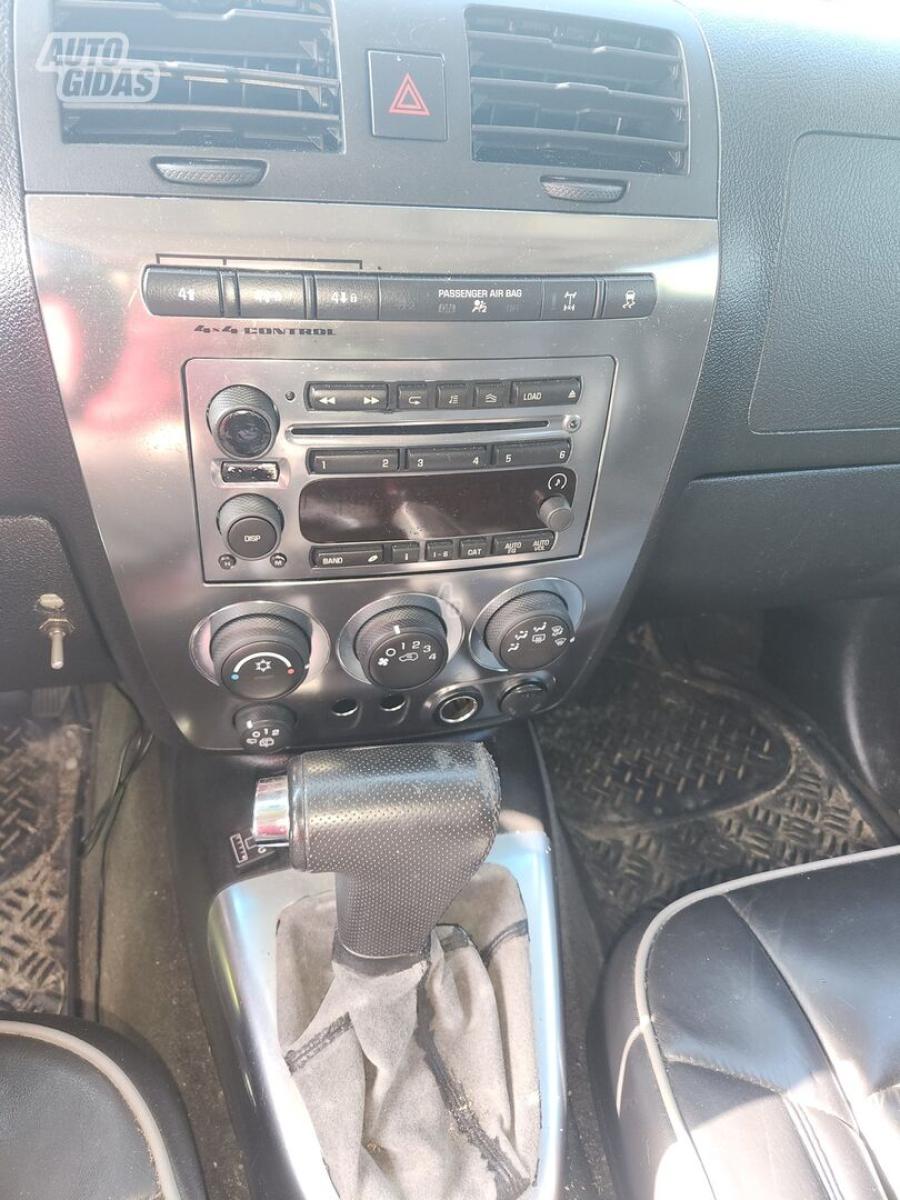 Grey Hummer H3 2007 in Vilnius, with an engine capacity of 3.50 L and mileage of 200 thousand km for 5300 €, photo 9 on AUTOMOTO.COM.LV