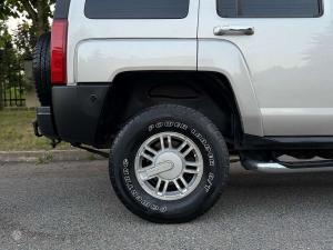 Grey Hummer H3 2008 in Vilnius, with an engine capacity of 3.46 L and mileage of 195 thousand km for 11250 €, photo 23 on AUTOMOTO.COM.LV