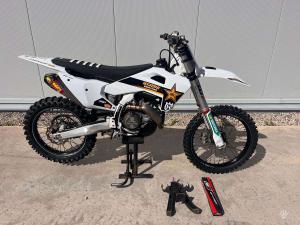 Husqvarna FC 2024 Kauņa, ar dzinēja tilpumu 0.45 L un nobraukumu 110 tūkst. km par 5000 €, foto  vietnē AUTOMOTO.COM.LV