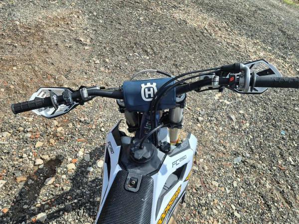 White Husqvarna FC 2024 in Kedainiai, with an engine capacity of 0.25 L and mileage of 0 thousand km for 4400 €, photo 9 on AUTOMOTO.COM.LV