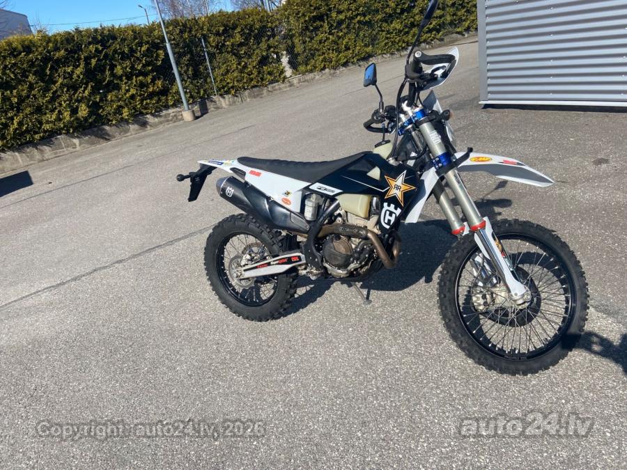 Black Husqvarna FE 350 2023 in Parnu, with an engine capacity of 0.35 L and mileage of 3 thousand km for 6800 €, photo 6 on AUTOMOTO.COM.LV