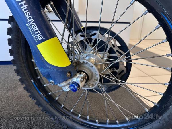Zils Husqvarna FE 350 2017 Tallina, ar dzinēja tilpumu 0.35 L un nobraukumu 0 tūkst. km par 3900 €, foto 3 vietnē AUTOMOTO.COM.LV