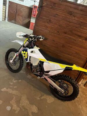 Husqvarna FE 2022 Viļņa, ar dzinēja tilpumu 0.25 L un nobraukumu 3 tūkst. km par 6800 €, foto  vietnē AUTOMOTO.COM.LV