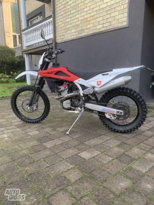 Sarkans Husqvarna FE 2009 Šauļi, ar dzinēja tilpumu 0.31 L un nobraukumu 9 tūkst. km par 2450 €, foto  vietnē AUTOMOTO.COM.LV