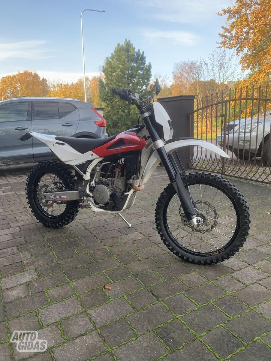 Sarkans Husqvarna FE 2009 Šauļi, ar dzinēja tilpumu 0.31 L un nobraukumu 9 tūkst. km par 2450 €, foto 4 vietnē AUTOMOTO.COM.LV