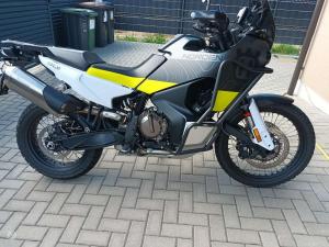 Melns Husqvarna Norden 2023 Tauragė, ar dzinēja tilpumu 0.90 L un nobraukumu 4 tūkst. km par 8555 €, foto 4 vietnē AUTOMOTO.COM.LV