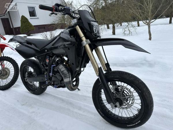 Black Husqvarna SM 2007 in Ukmerge, with an engine capacity of 0.13 L and mileage of 0 thousand km for 2150 €, photo 2 on AUTOMOTO.COM.LV
