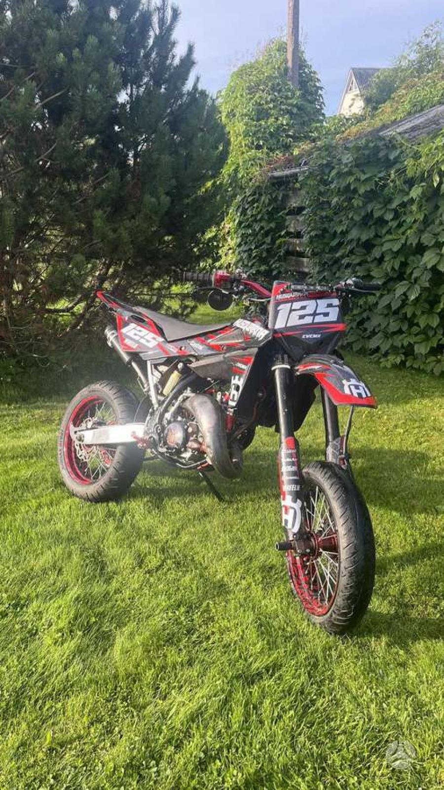 Red Husqvarna SM 2006 in Utena, with an engine capacity of 0.13 L and mileage of 1 thousand km for 2950 €, photo 1 on AUTOMOTO.COM.LV