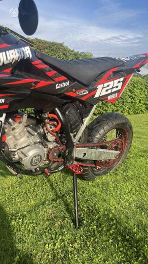 Red Husqvarna SM 2006 in Utena, with an engine capacity of 0.13 L and mileage of 1 thousand km for 2950 €, photo 5 on AUTOMOTO.COM.LV