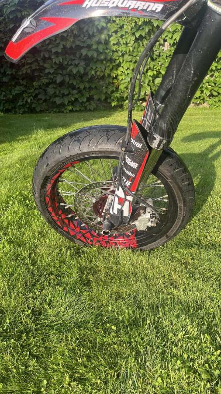 Red Husqvarna SM 2006 in Utena, with an engine capacity of 0.13 L and mileage of 1 thousand km for 2950 €, photo 7 on AUTOMOTO.COM.LV
