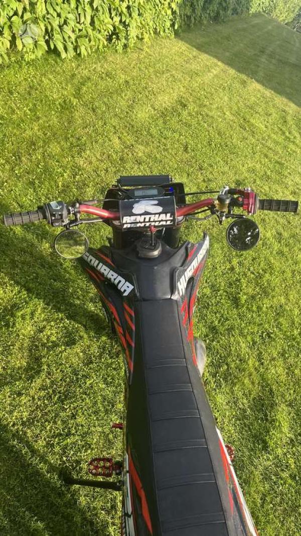 Red Husqvarna SM 2006 in Utena, with an engine capacity of 0.13 L and mileage of 1 thousand km for 2950 €, photo 9 on AUTOMOTO.COM.LV