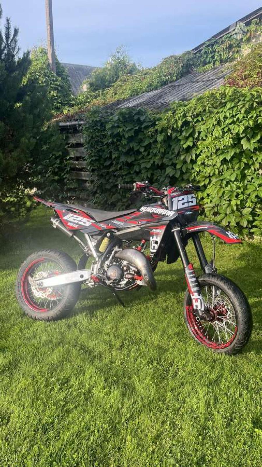 Red Husqvarna SM 2006 in Utena, with an engine capacity of 0.13 L and mileage of 1 thousand km for 2950 €, photo 17 on AUTOMOTO.COM.LV