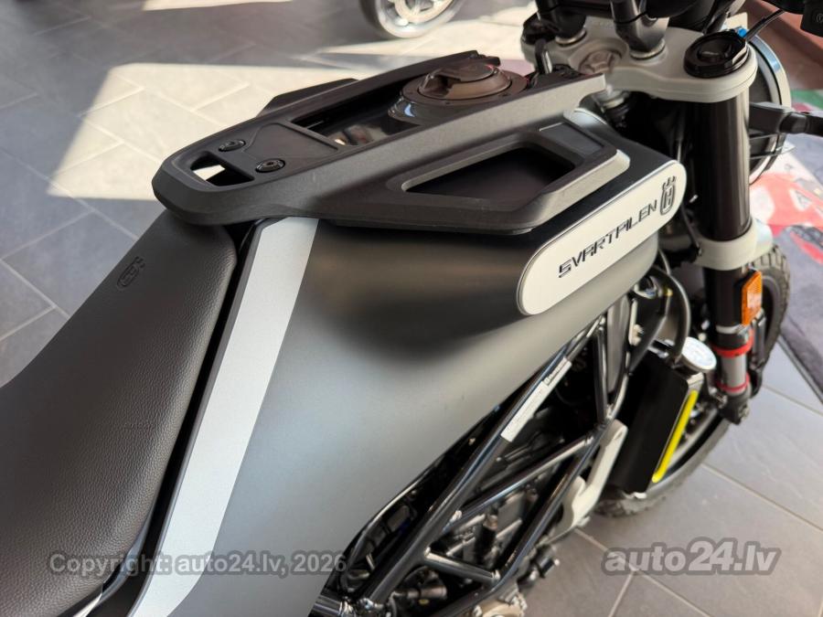 Grey Husqvarna Svartpilen 125 2022 in Tallinn, with an engine capacity of 0.13 L and mileage of 3 thousand km for 2490 €, photo 7 on AUTOMOTO.COM.LV