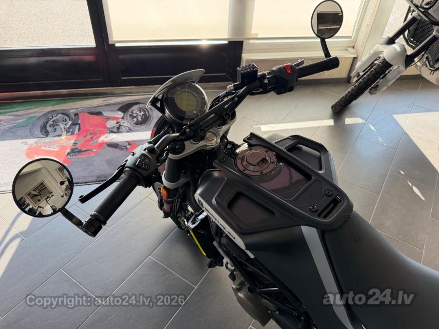 Grey Husqvarna Svartpilen 125 2022 in Tallinn, with an engine capacity of 0.13 L and mileage of 3 thousand km for 2490 €, photo 15 on AUTOMOTO.COM.LV