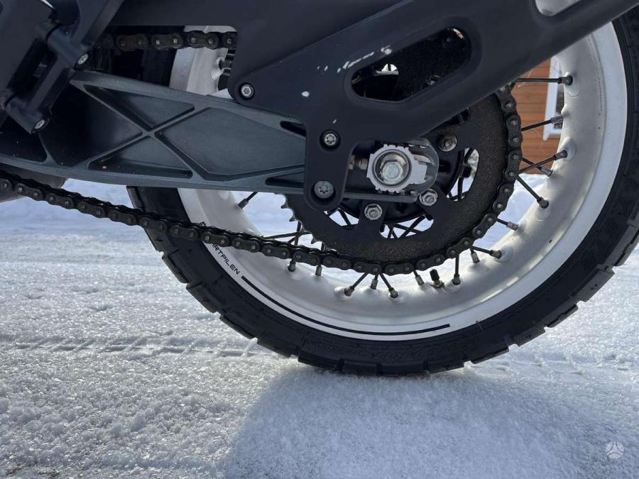 Melns Husqvarna Svartpilen 2019 Širvintos, ar dzinēja tilpumu 0.40 L un nobraukumu 9 tūkst. km par 2600 €, foto 14 vietnē AUTOMOTO.COM.LV
