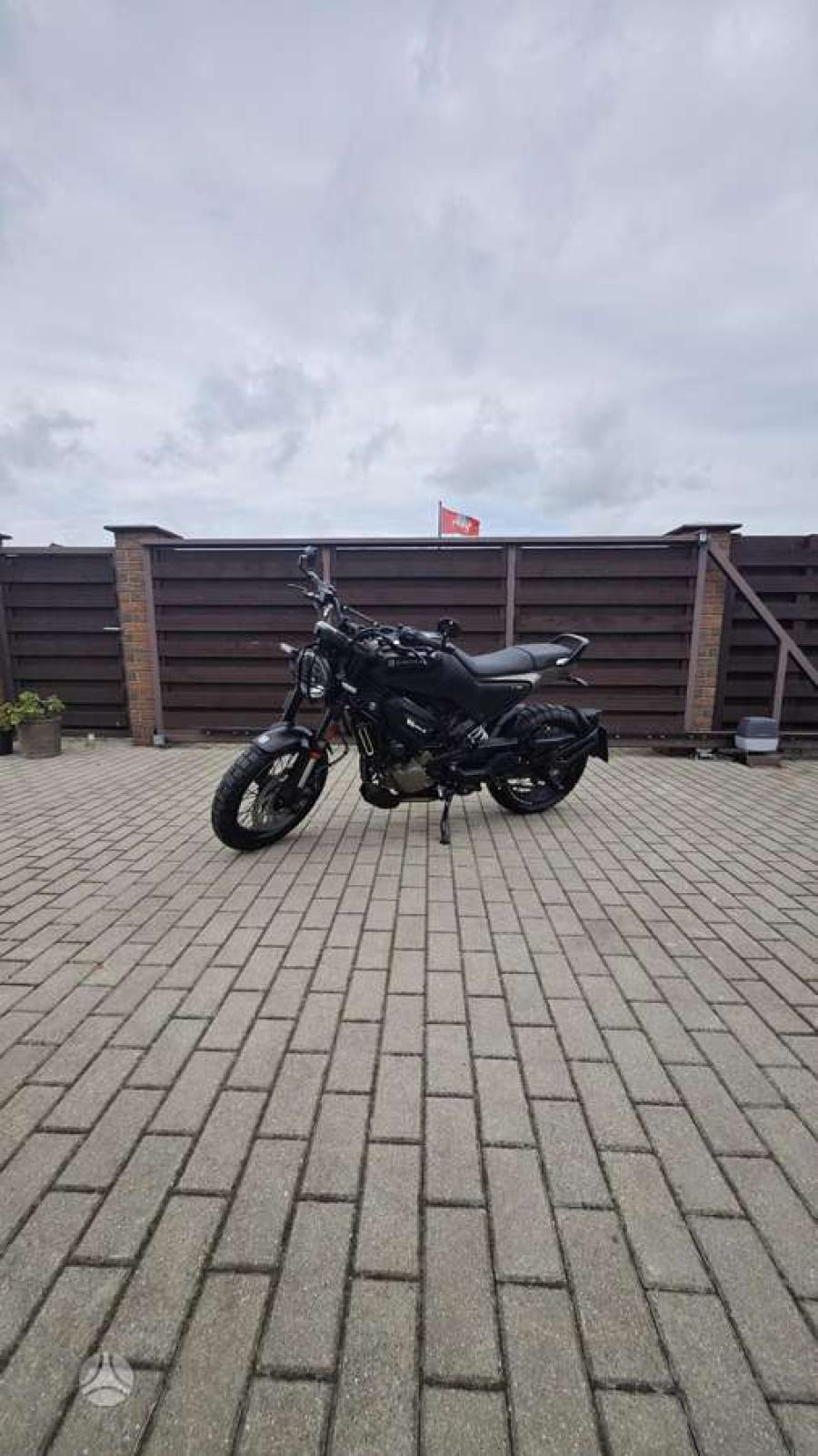 Black Husqvarna Svartpilen 2022 in Klaipeda, with an engine capacity of 0.13 L and mileage of 4 thousand km for 4000 €, photo 1 on AUTOMOTO.COM.LV