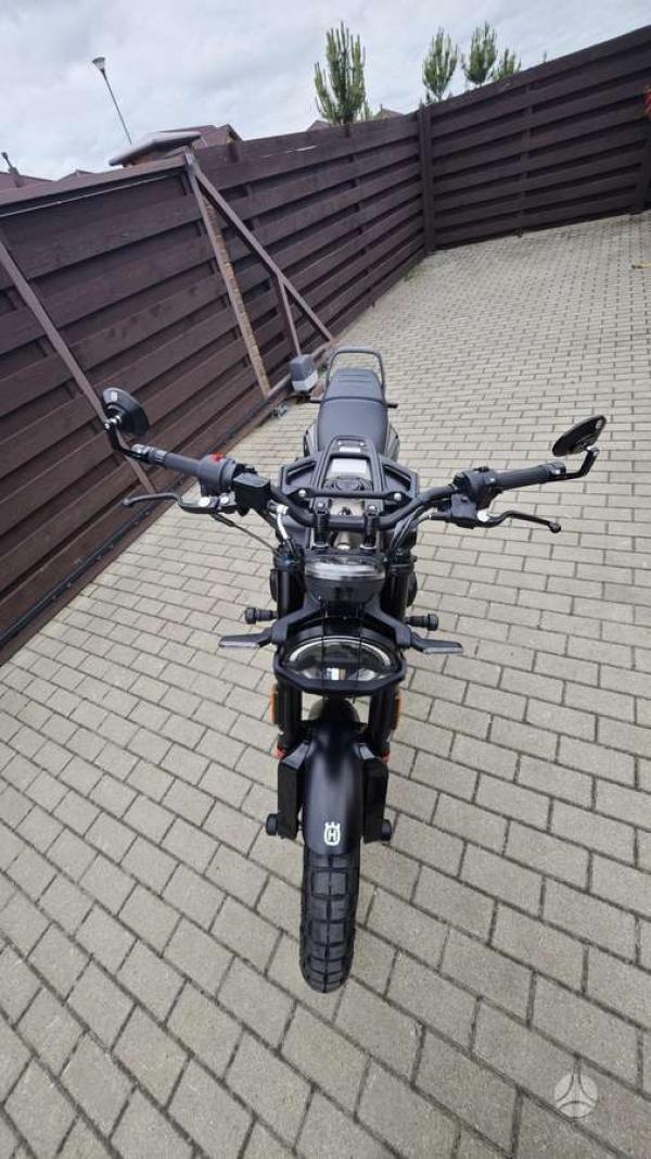 Melns Husqvarna Svartpilen 2022 Klaipėda, ar dzinēja tilpumu 0.13 L un nobraukumu 4 tūkst. km par 4000 €, foto 3 vietnē AUTOMOTO.COM.LV