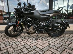 Melns Husqvarna Svartpilen 2022 Viļņa, ar dzinēja tilpumu 0.40 L un nobraukumu 13 tūkst. km par 3250 €, foto  vietnē AUTOMOTO.COM.LV