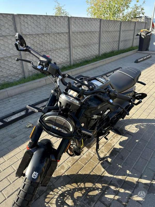 Black Husqvarna Svartpilen 2023 in Vilnius, with an engine capacity of 0.13 L and mileage of 8 thousand km for 3000 €, photo 2 on AUTOMOTO.COM.LV