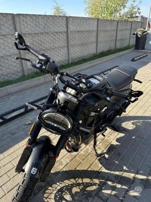 Black Husqvarna Svartpilen 2023 in Vilnius, with an engine capacity of 0.13 L and mileage of 8 thousand km for 3000 €, photo 3 on AUTOMOTO.COM.LV