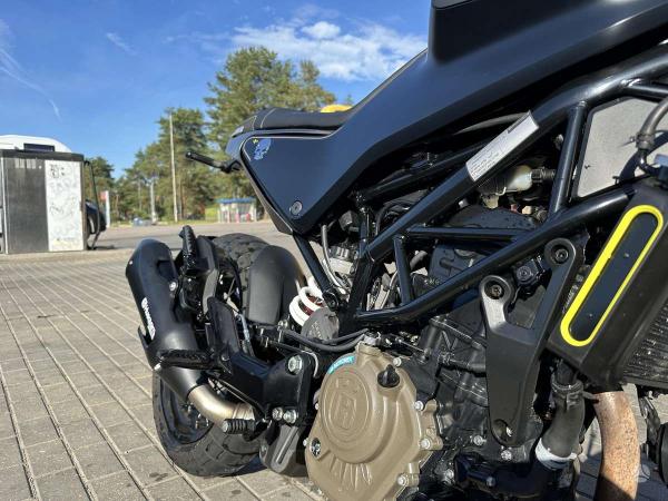 Black Husqvarna Svartpilen 2023 in Vilnius, with an engine capacity of 0.13 L and mileage of 8 thousand km for 3000 €, photo 4 on AUTOMOTO.COM.LV