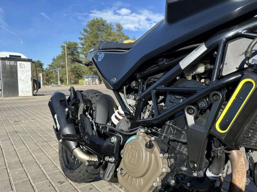 Black Husqvarna Svartpilen 2023 in Vilnius, with an engine capacity of 0.13 L and mileage of 8 thousand km for 3000 €, photo 5 on AUTOMOTO.COM.LV