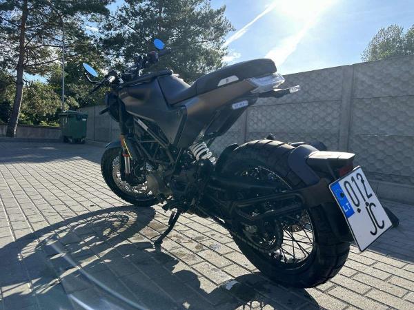 Black Husqvarna Svartpilen 2023 in Vilnius, with an engine capacity of 0.13 L and mileage of 8 thousand km for 3000 €, photo 6 on AUTOMOTO.COM.LV