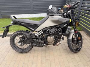 Black Husqvarna Svartpilen 2025 in Vilnius, with an engine capacity of 0.13 L and mileage of 2 thousand km for 3700 €, photo  on AUTOMOTO.COM.LV