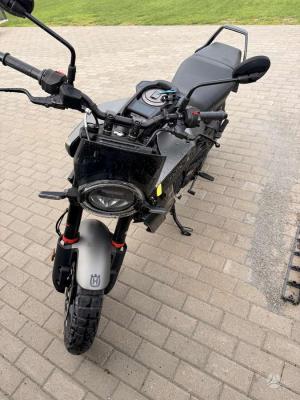 Black Husqvarna Svartpilen 2025 in Vilnius, with an engine capacity of 0.13 L and mileage of 2 thousand km for 3700 €, photo 4 on AUTOMOTO.COM.LV