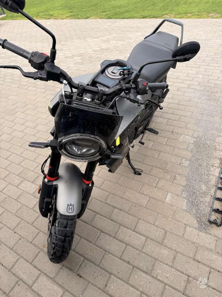Black Husqvarna Svartpilen 2025 in Vilnius, with an engine capacity of 0.13 L and mileage of 2 thousand km for 3700 €, photo 4 on AUTOMOTO.COM.LV