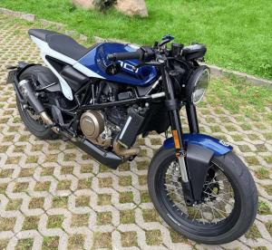 Blue Husqvarna Vitpilen 2020 in Vilnius, with an engine capacity of 0.69 L and mileage of 6 thousand km for 6300 €, photo 1 on AUTOMOTO.COM.LV