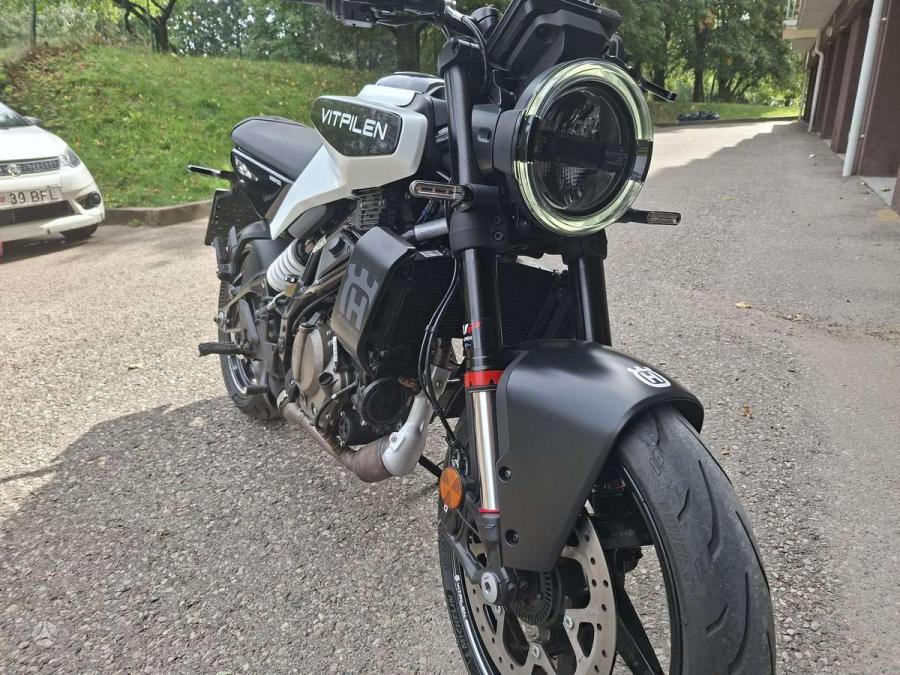 Balts Husqvarna Vitpilen 2024 Viļņa, ar dzinēja tilpumu 0.13 L un nobraukumu 5 tūkst. km par 3250 €, foto 4 vietnē AUTOMOTO.COM.LV