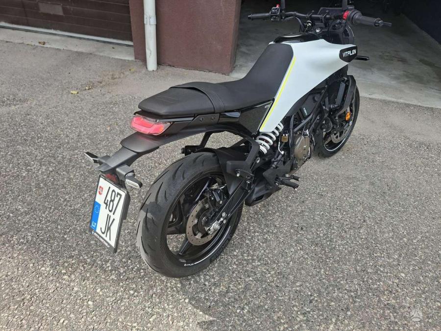 Balts Husqvarna Vitpilen 2024 Viļņa, ar dzinēja tilpumu 0.13 L un nobraukumu 5 tūkst. km par 3250 €, foto 5 vietnē AUTOMOTO.COM.LV