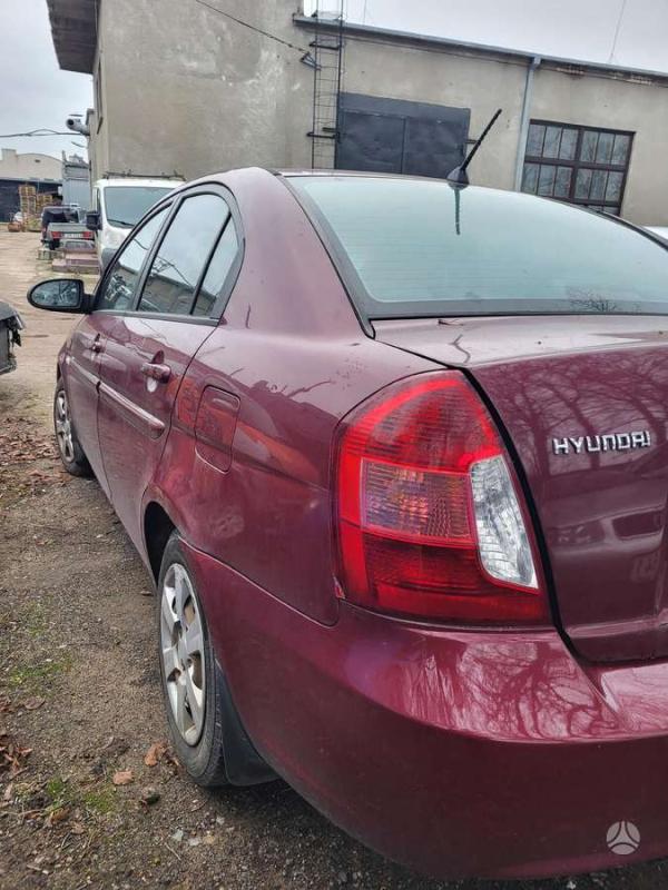 Sarkans Hyundai Accent 2007 Šauļi, ar dzinēja tilpumu 1.60 L un nobraukumu 180 tūkst. km par 875 €, foto 5 vietnē AUTOMOTO.COM.LV