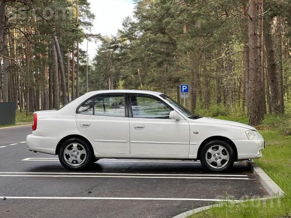 White Hyundai Accent 2004 in Riga, with an engine capacity of 1.50 L and mileage of 236 thousand km for 1650 €, photo 4 on AUTOMOTO.COM.LV