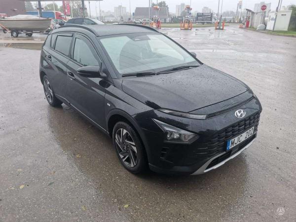 Black Hyundai Bayon 2022 in Kaunas, with an engine capacity of 1.00 L and mileage of 109 thousand km for 14750 €, photo 1 on AUTOMOTO.COM.LV